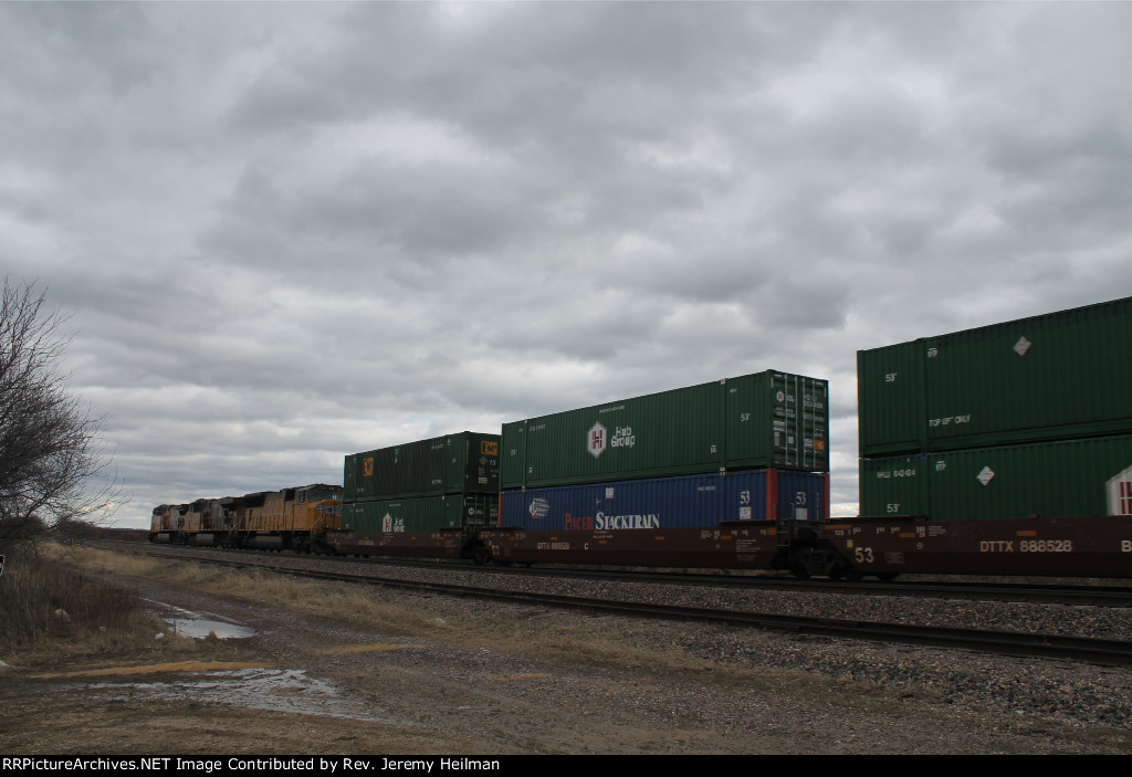 UP 5977 & others (3)